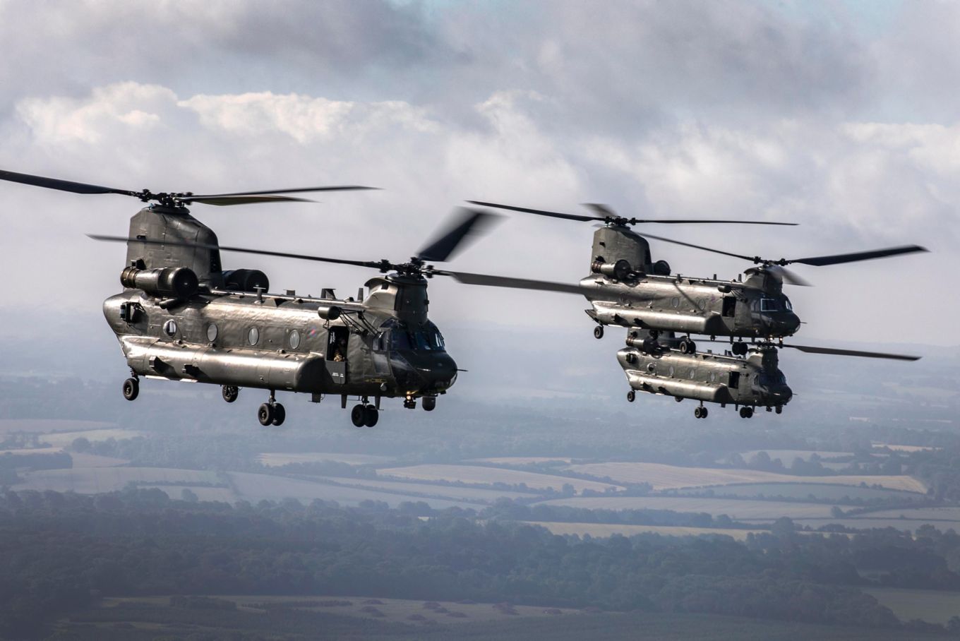 UK signs contract worth £1.4bn for 14 new Chinooks