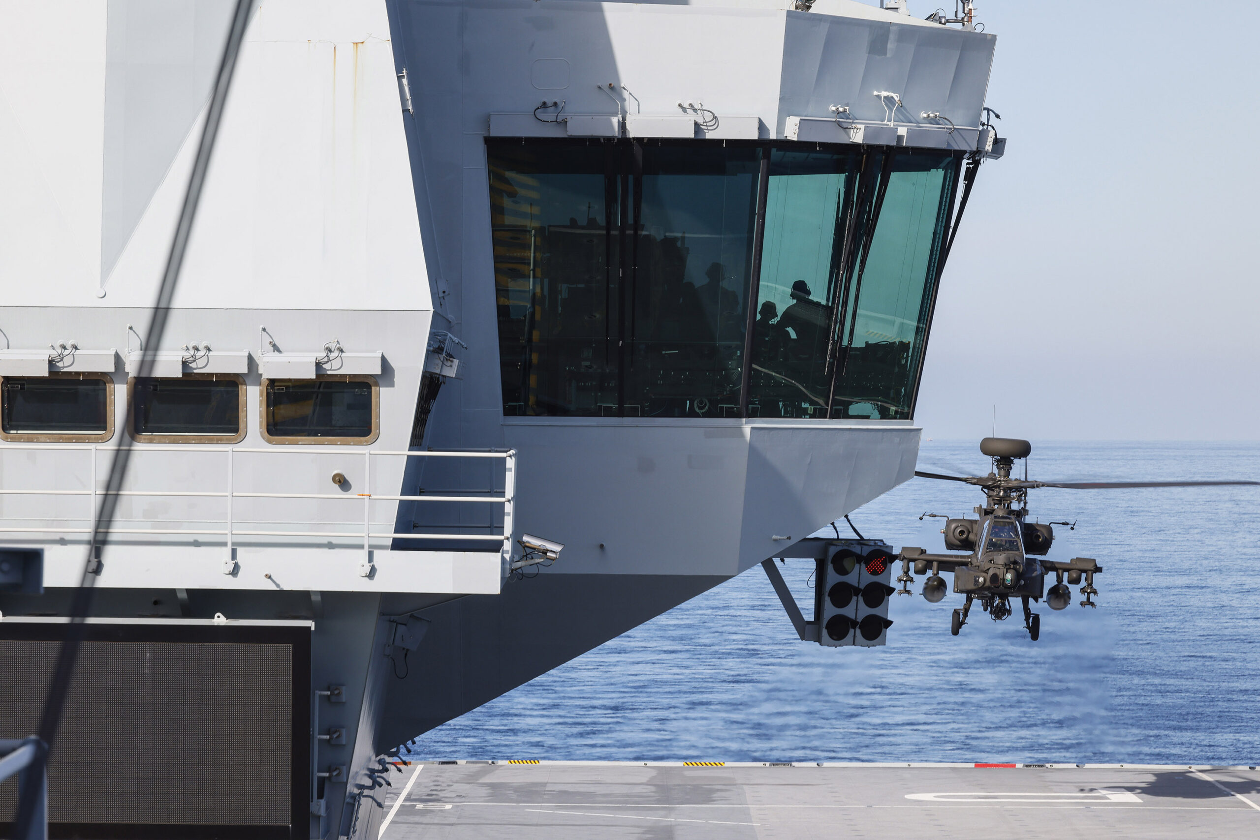 Apache gunships complete training on aircraft carrier