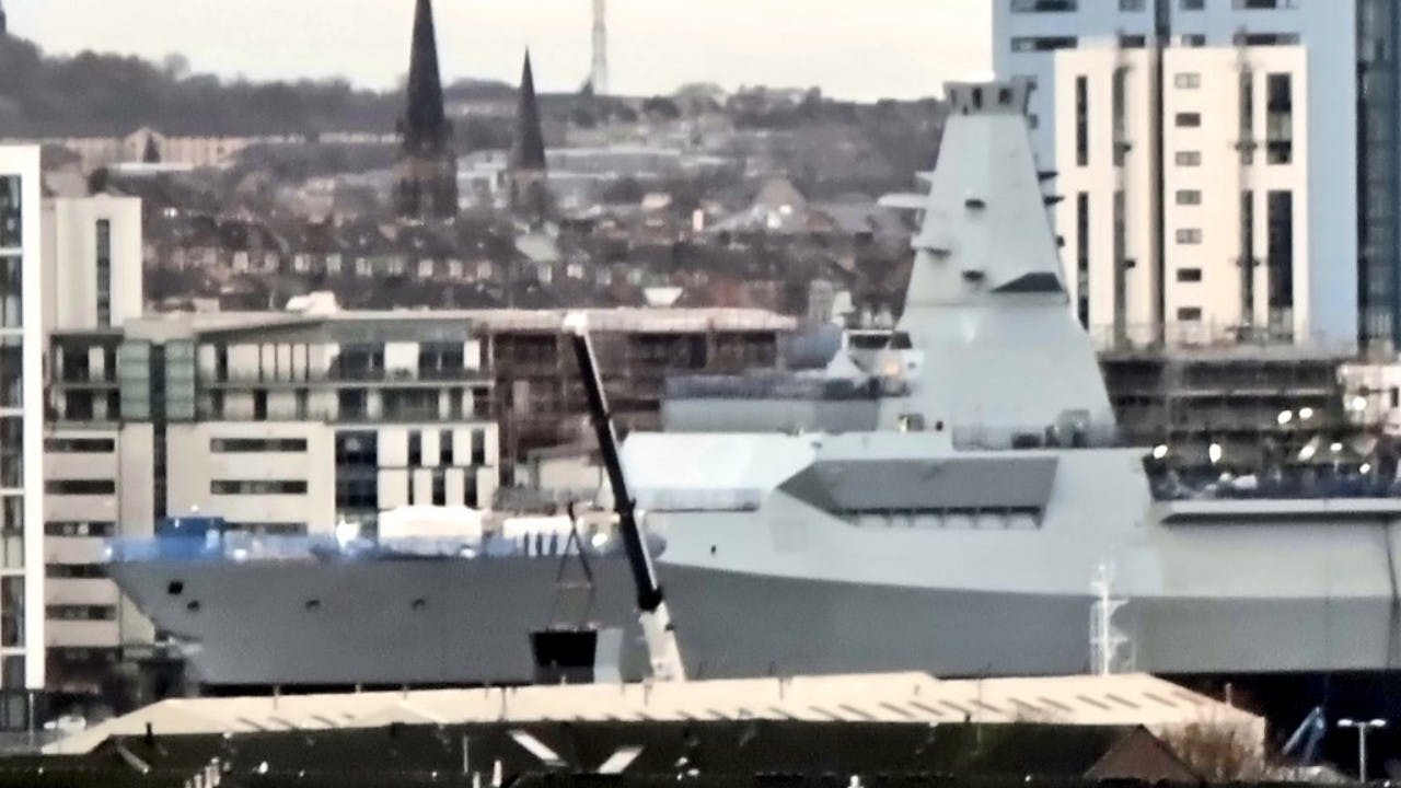 Composite mast for frigate HMS Cardiff arrives in Glasgow