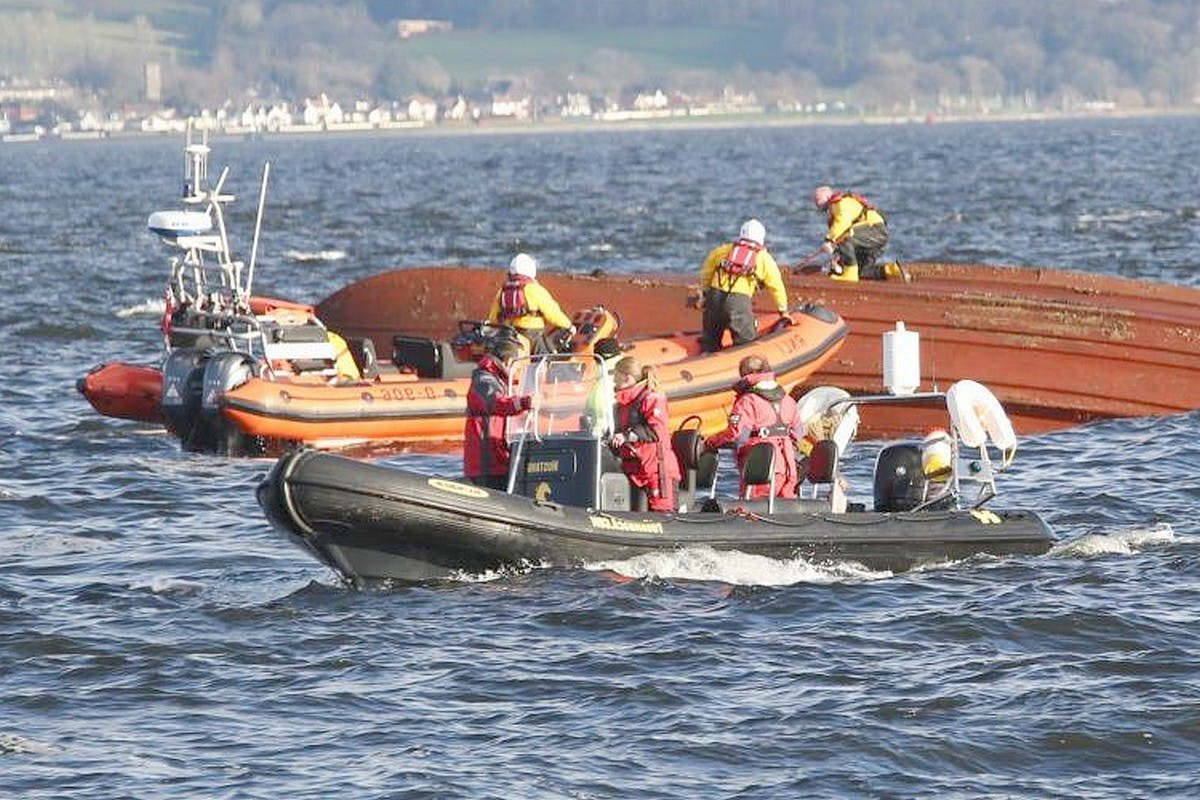 Ship capsizes and sinks on River Clyde