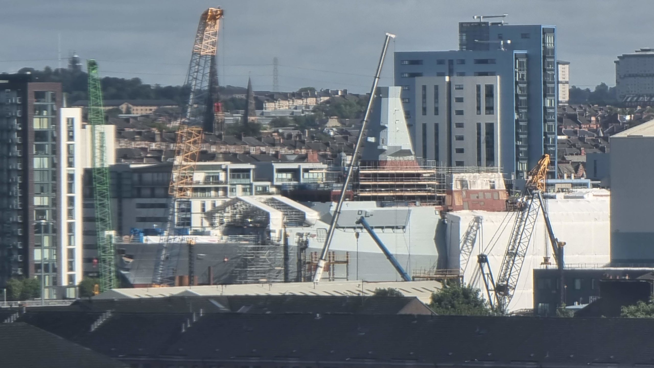 Composite mast installed on new frigate HMS Cardiff