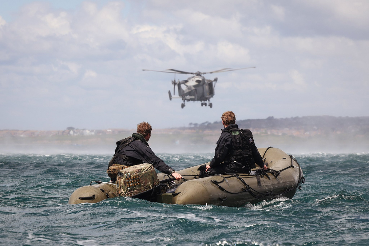 847 NAS showcases low flying over the sea to insert troops