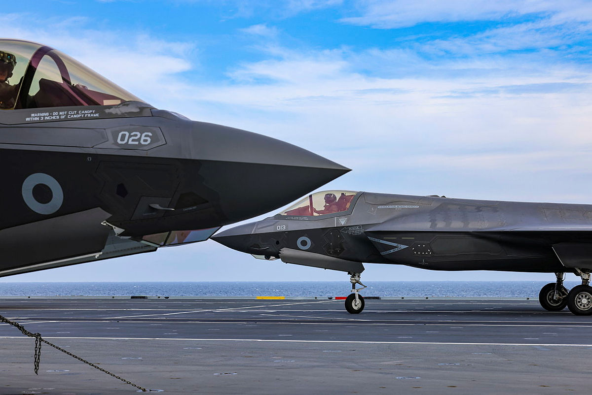 Video shows British carrier launch and recover jets