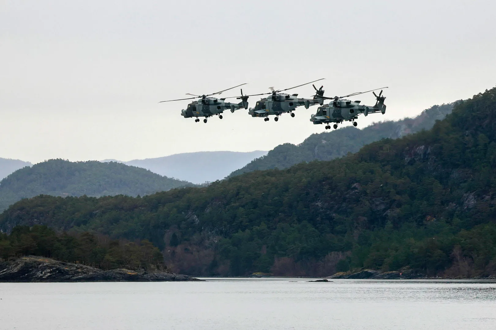 Helicopters train with Norwegians ahead of carrier mission