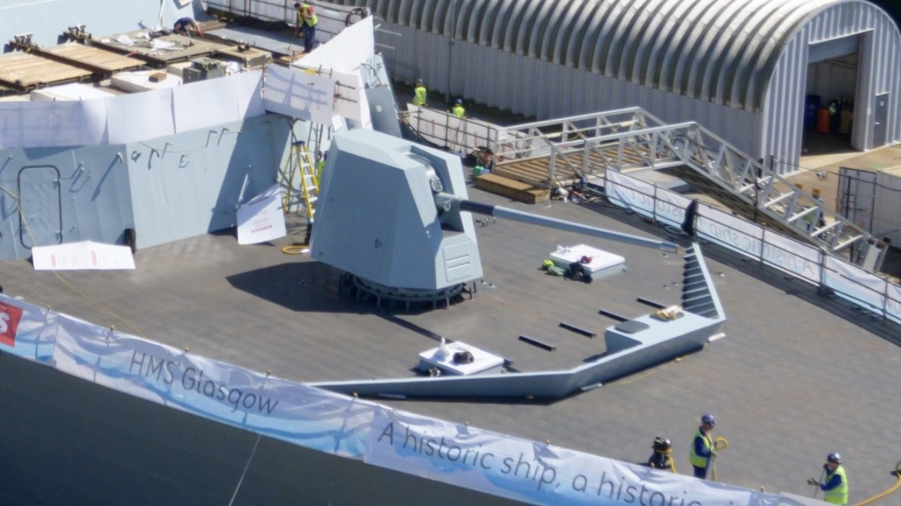 Barrel fitted to new 5-inch gun aboard HMS Glasgow