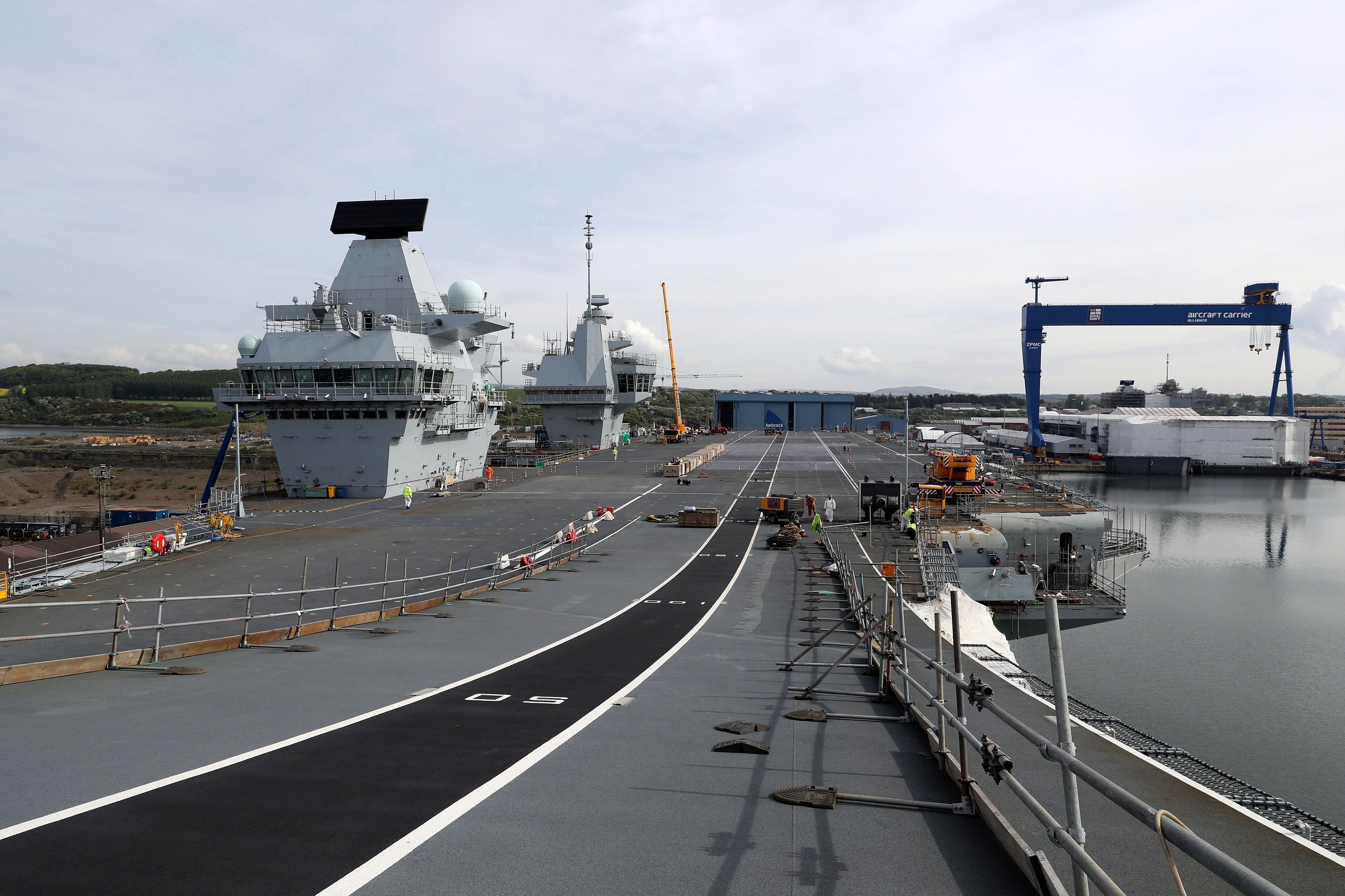 IN PICTURES: HMS Queen Elizabeth flight deck just about finished ...