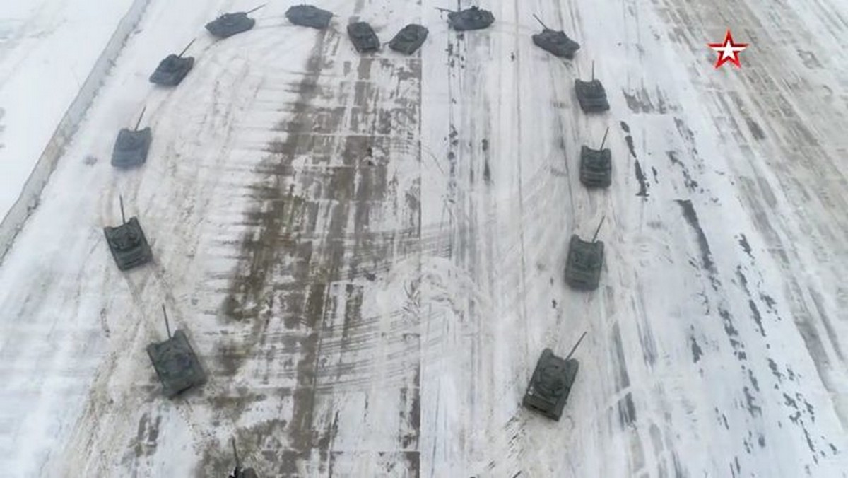 Russian soldier rolls out tanks for romantic maneuver