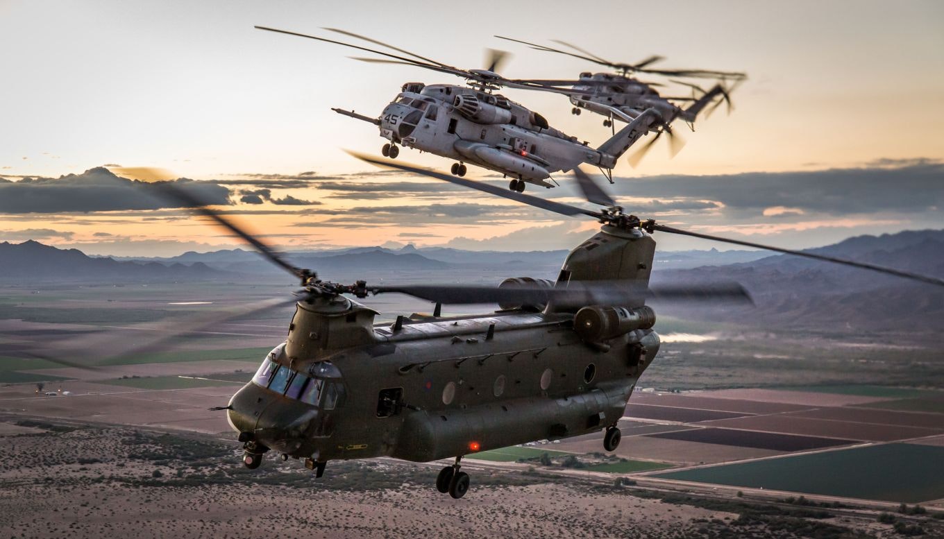 British Chinook helicopters train with US Marine Corps
