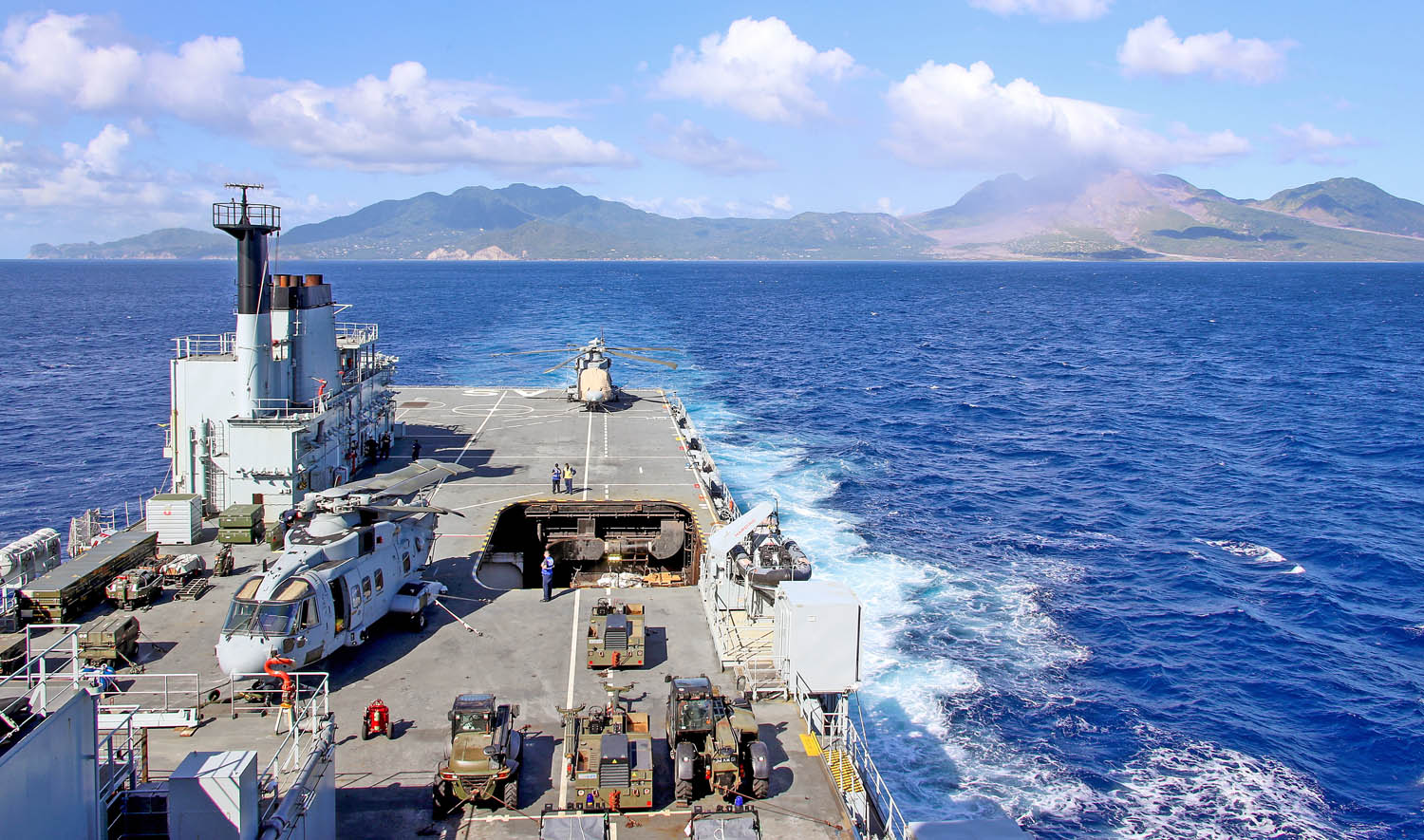 RFA Argus meets up with HMS Medway in Caribbean